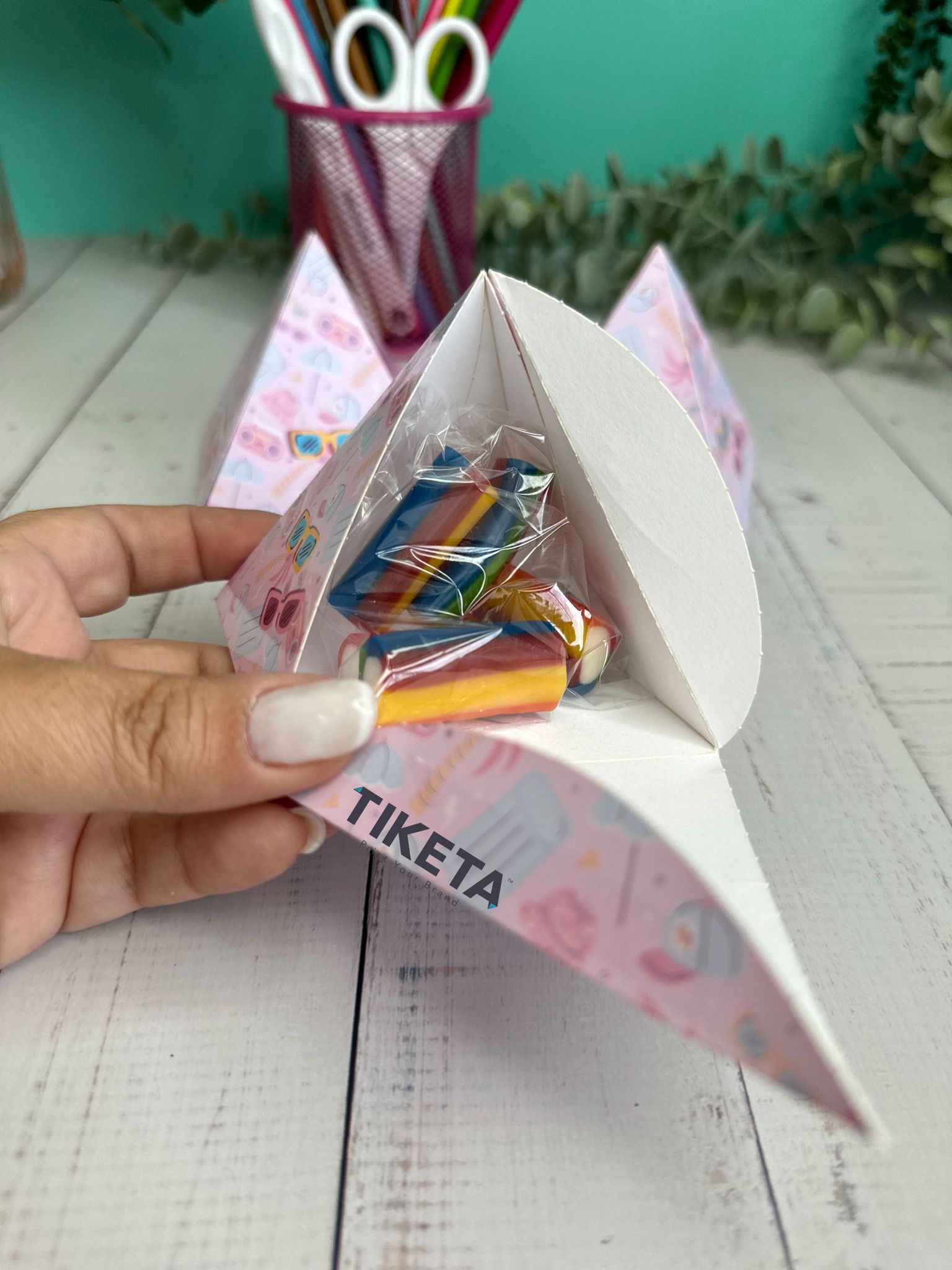 קופסת פרמידה למיתוג אישי- TIKETA