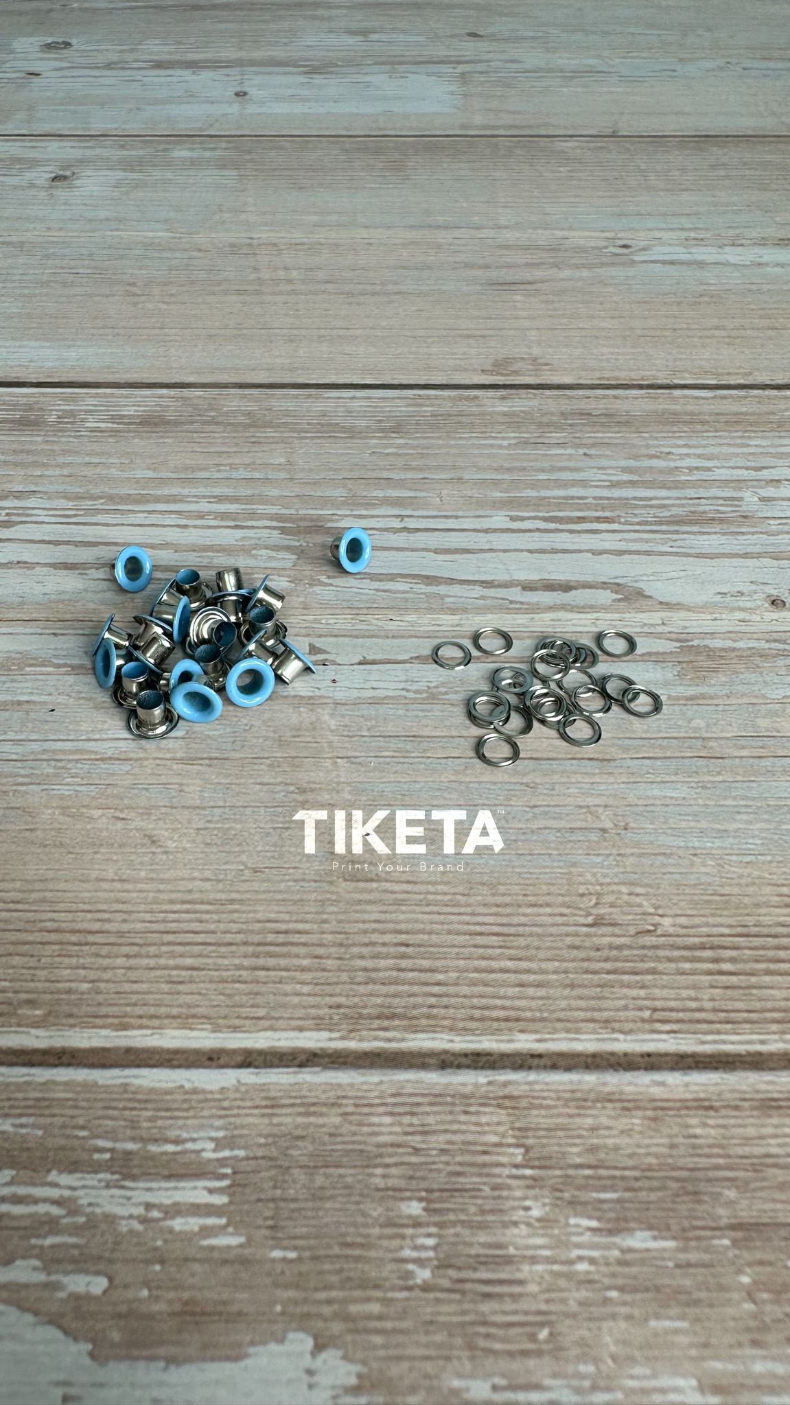 ניטים בצבע תכלת למנקב TIKETA
